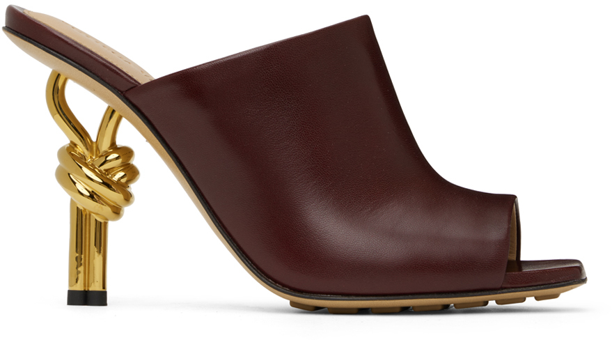 Bottega Veneta: Mules à talon à nœud emblématique brunes | SSENSE France
