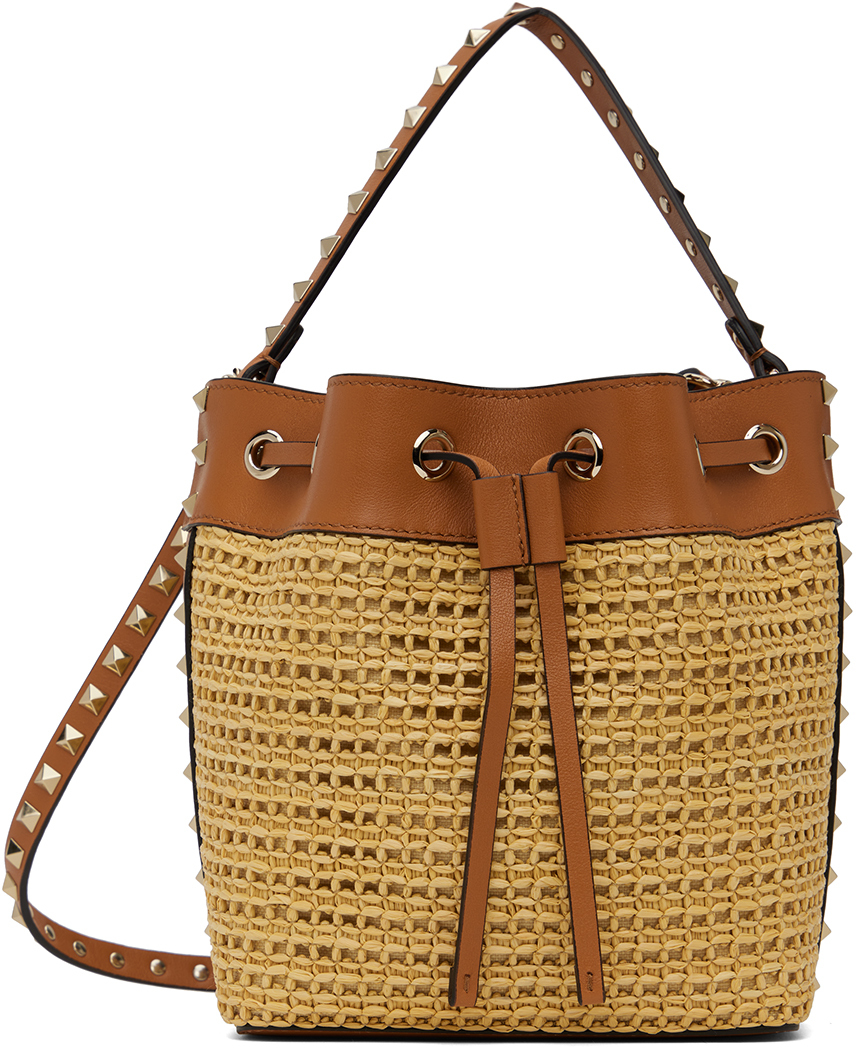 Valentino Garavani: Beige Rockstud Bucket Bag | SSENSE Canada