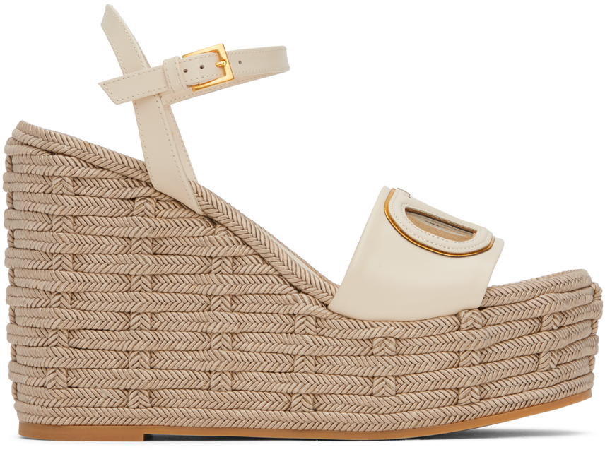 Valentino Garavani: Sandales à talon compensé blanc cassé à logos en V ...